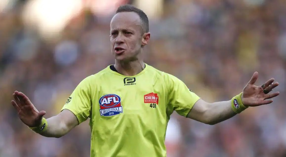 Razor speaks with VAFA Field Umpires - VAFA
